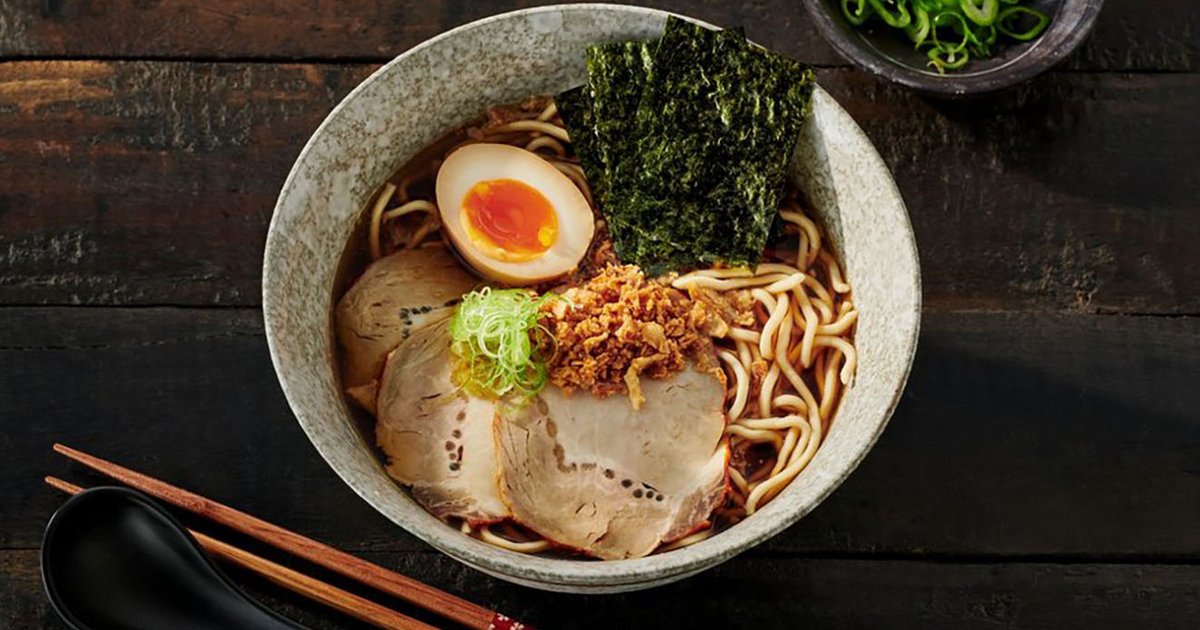 Ramen med skinke og marineret æg | Opskrifts | Kikkoman